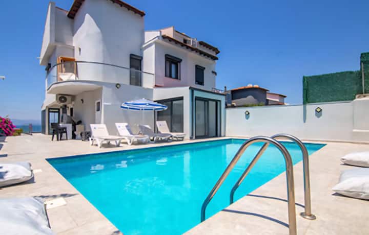 çEşmede Ultralux  Havuzlu Villa - Çeşme