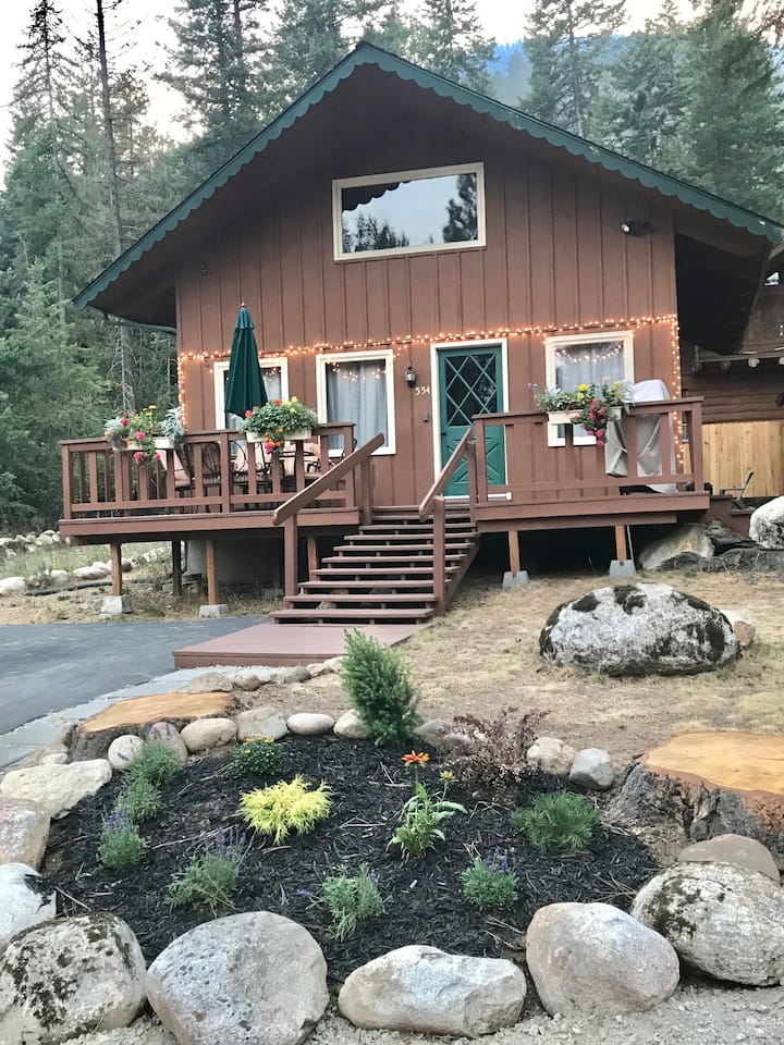 Cozy Swiss Style Chalet With Hot Tub - Sandpoint, ID