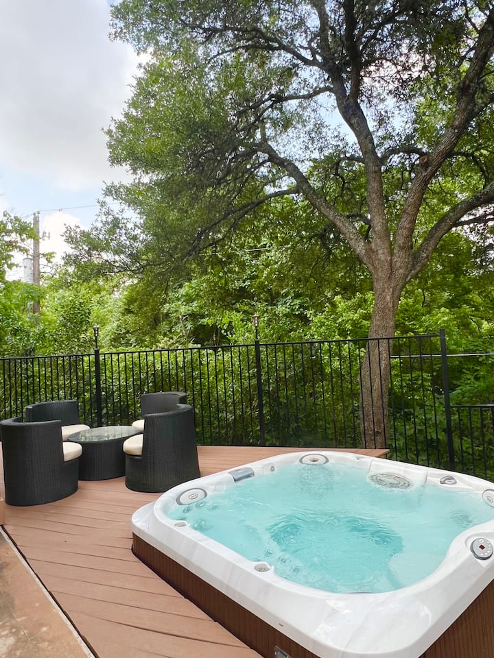 Vacation Home W/ Whole Home Air Cleaner & Jacuzzi - Austin, TX