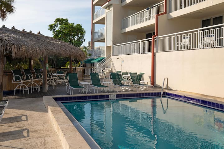 Flamingo Retreat-waterfront 2br 2ba Condo W/ Pool - 키웨스트