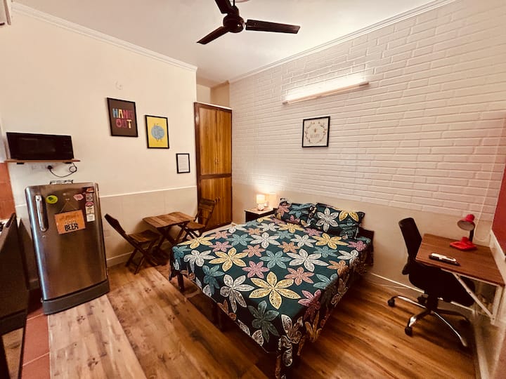 U01- Cosy, Comfortable & Private Studio Unit - Gurgaon