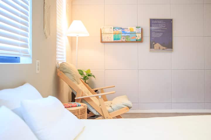 Book&bed (더블) 제주 핫플 감성 북스테이 | 온돌난방｜동문시장 1분 - Ciudad de Jeju