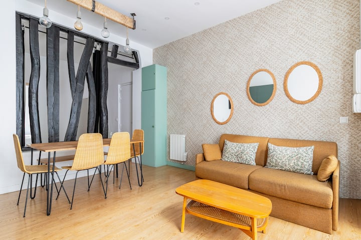 Relax In An Old Art Galery - Paris