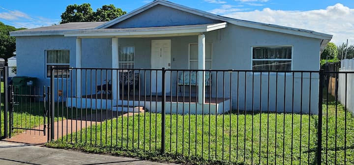 Modest Miami Guest House - Hialeah, FL