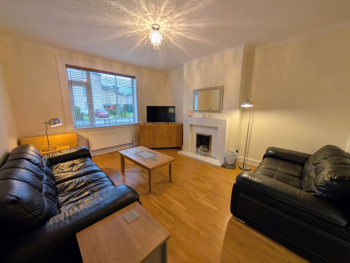 Lovely 2 Bedroom Flat With Parking And Tram Stop - Edinburgh, UK