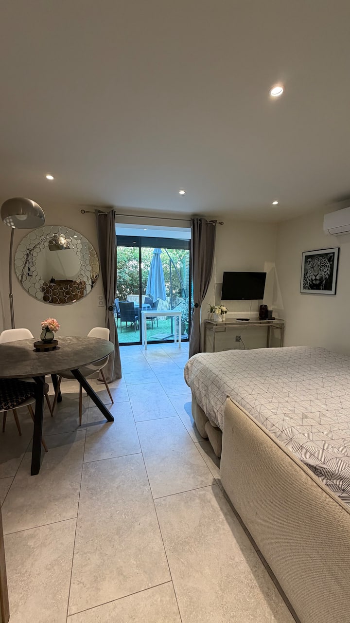 Magnifique Studio Avec Jardin Et Place De Parking - Vallauris