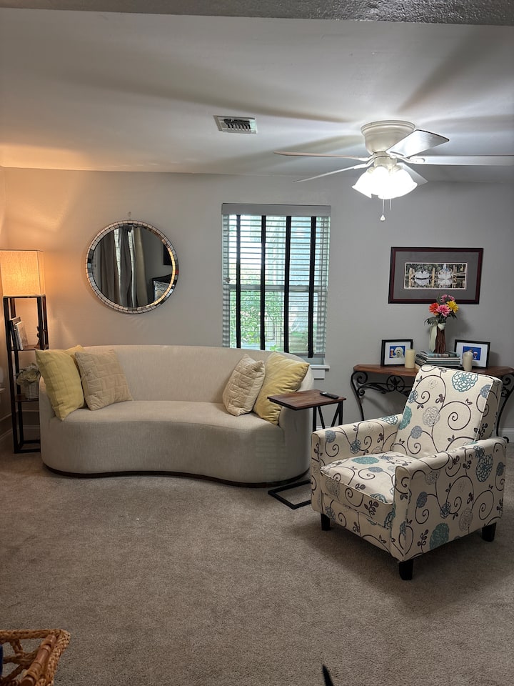 East Hill Retreat/15 Minutes To Pensacola Beach - Pensacola, FL