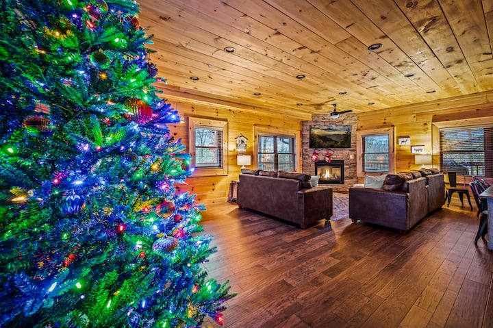 6br Luxury Cabin, Indoor Pool & Theater, Near Downtown Gatlinburg (Sleeps 24) - Gatlinburg, TN