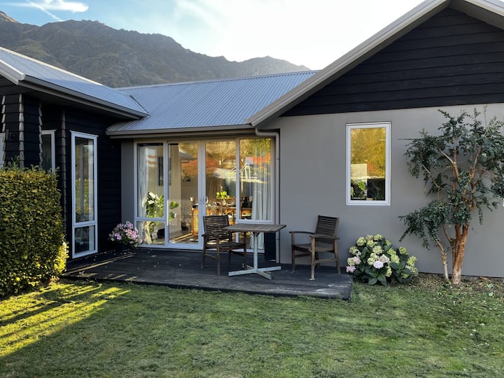 Textures Of Nature. Spacious Living & Cosy Garden. - Queenstown
