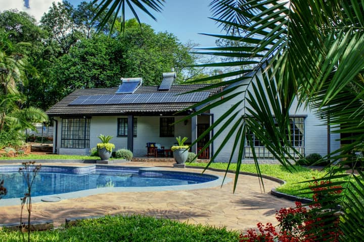 Charming 3 Bed Villa Pool,lush Garden, Backup Pwr - 哈拉雷