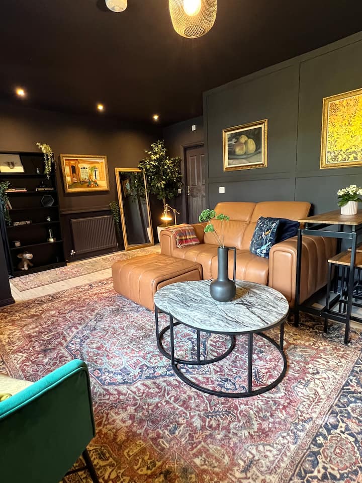 The Raven & The Rose At No.3 | Dark Academia Stay - York