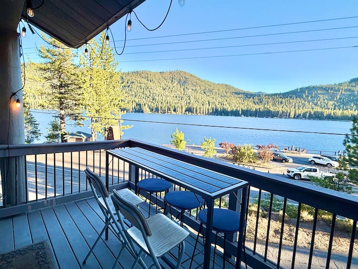 Panoramic Boho Lakefront Home W/ Private Beach - Truckee, CA