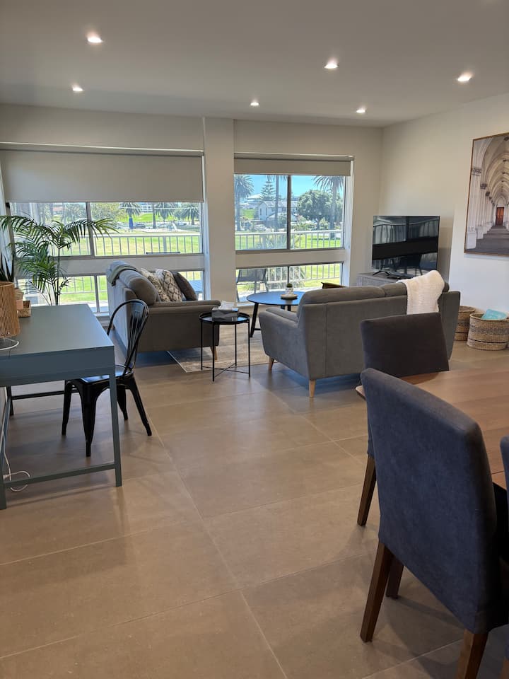 Tods 5 - Large 3 Bedrooms With Amazing Views - The Beachouse, Glenelg