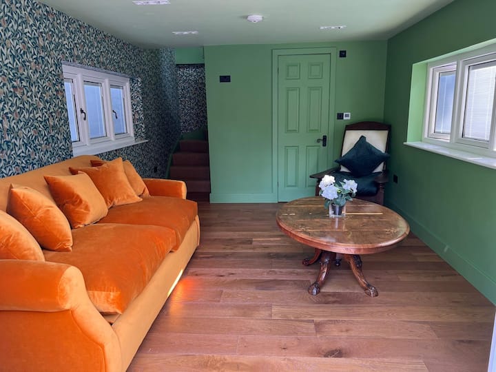 A Singular Retreat In The Heart Of The South Downs - Alton, UK