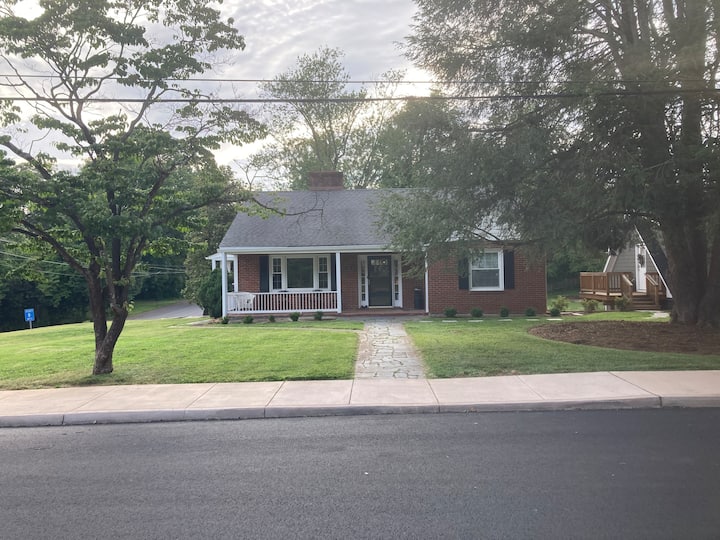 50's Cape Cod Close To Uva/downtown/ Barracks Road - Charlottesville, VA