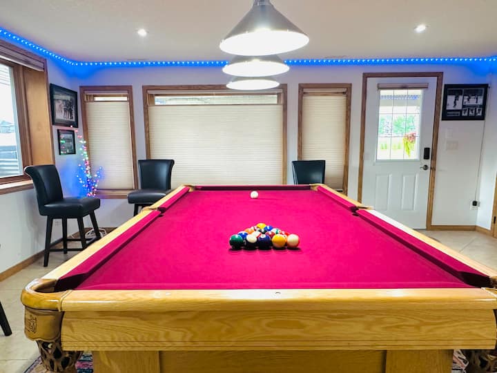 Sport Themed Farmhouse Suite With Pool Table - Airdrie