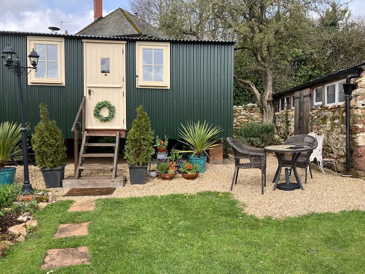 Delightful Shepherds Hut With Rustic Piggery - Devon