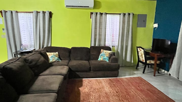 Cheerful 3 Bedroom Home, Free Wi-fi And Parking! - Belmopan