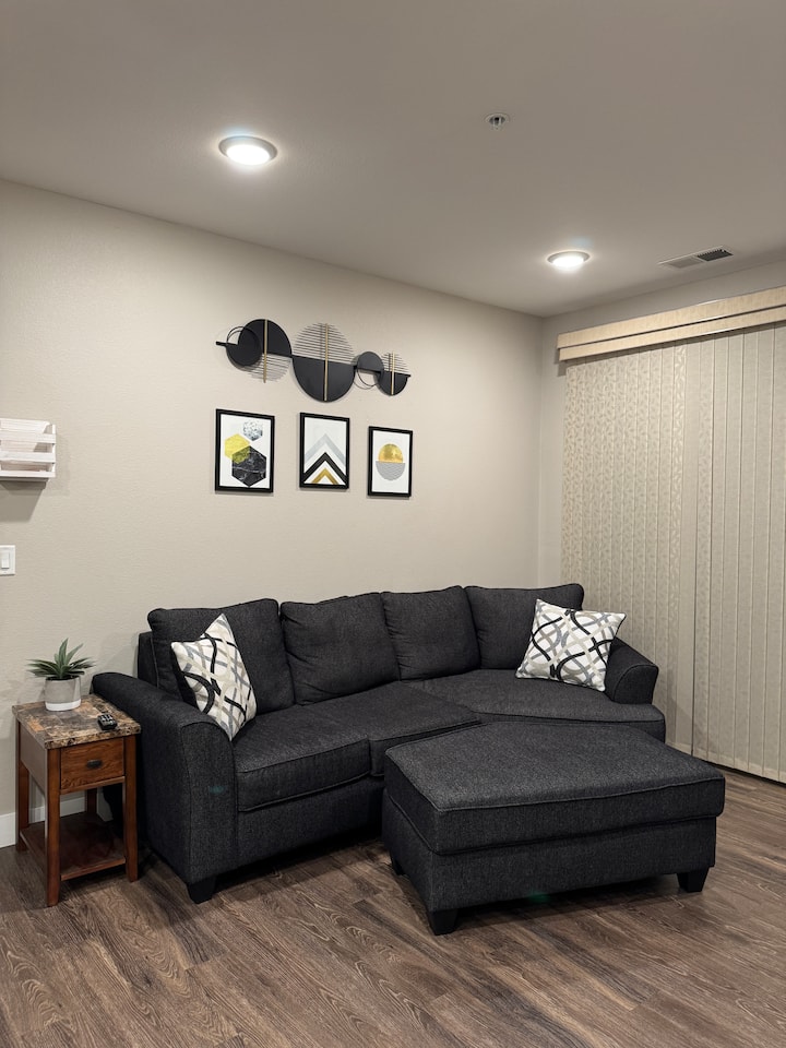 Modern 1-bedroom Condo W/ Free Parking - Denver, CO