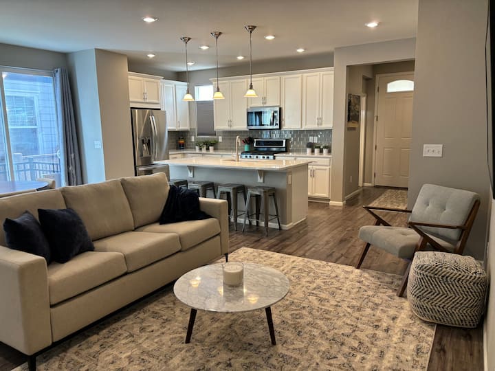 Beautiful 3 Bedroom Home In Central Park - Aurora