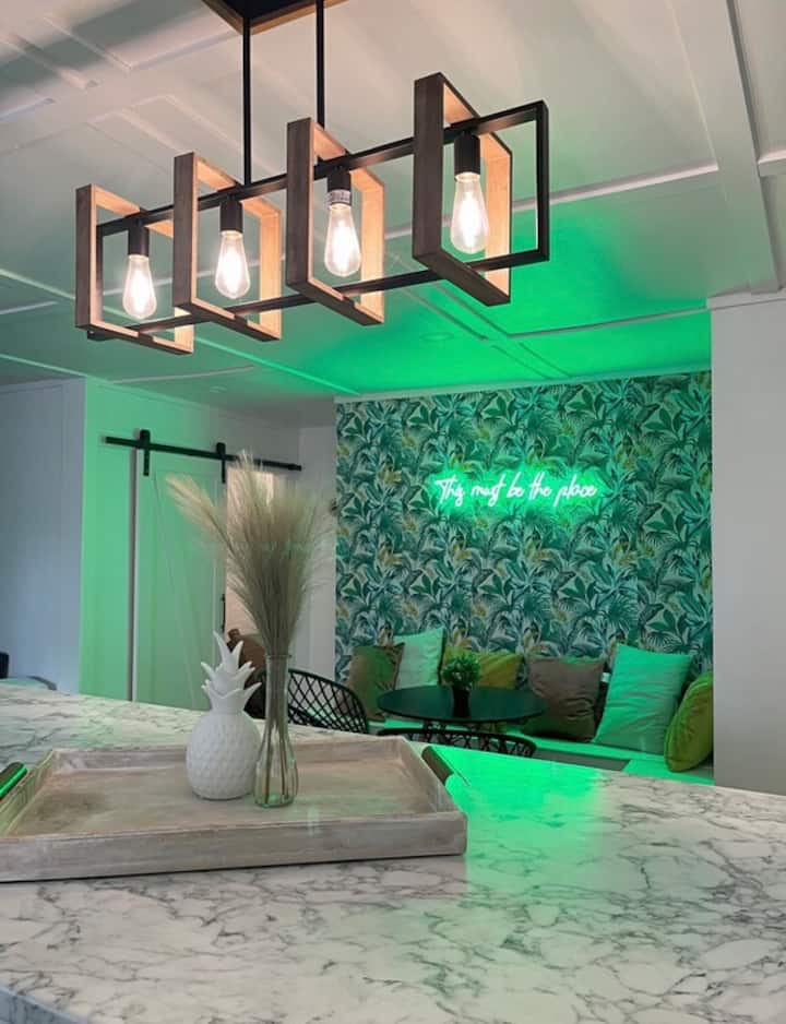 Main Strip Grand Bend, 5 Minute Walk To Beach - Grand Bend