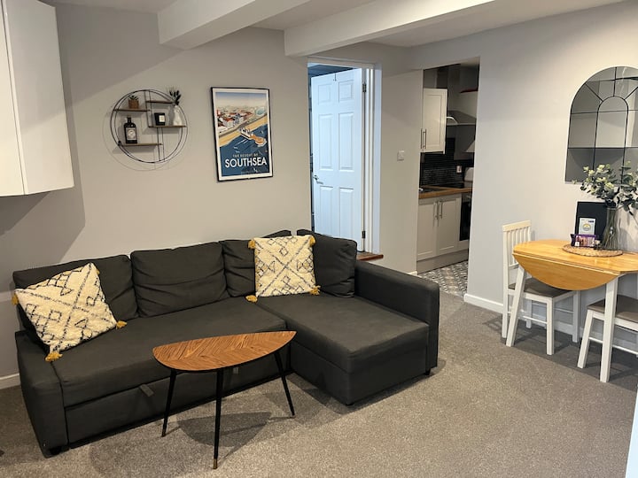 Entire Basement Apartment Close To The Seafront - Havant