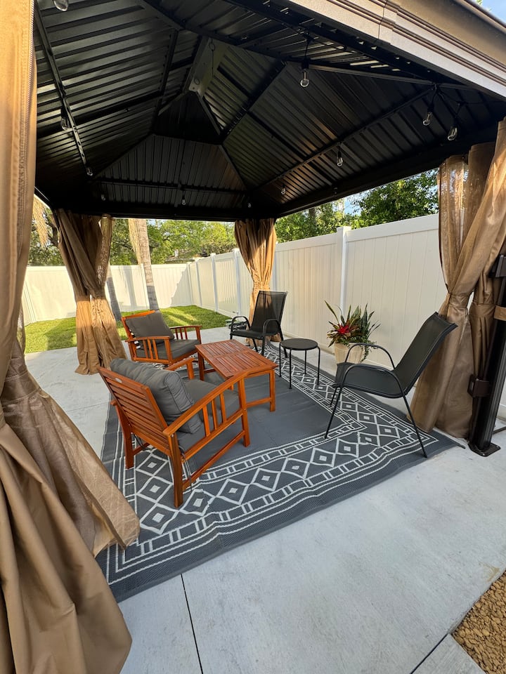 New Private Suite, Walk To Busch Gardens Bbq Patio - Tampa, FL