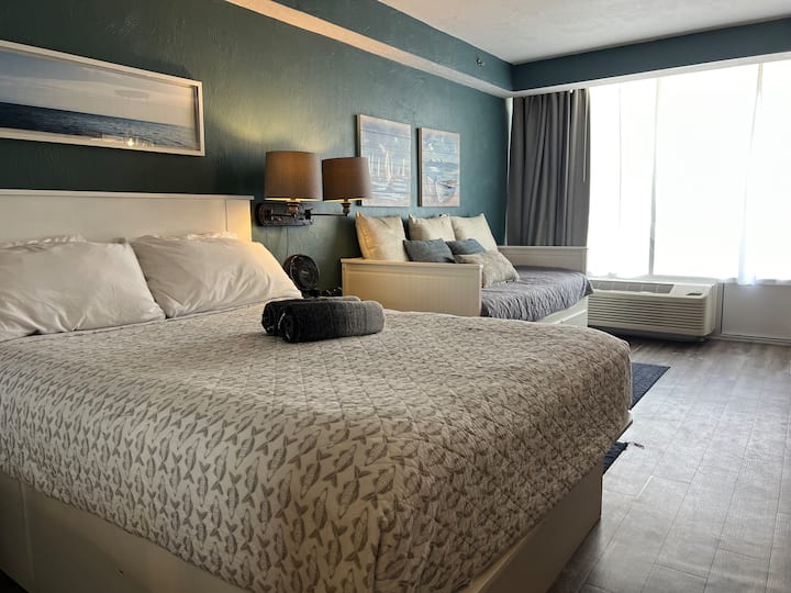 Beachfront Clean City View Studio  W/ Beach Gear! - Daytona Beach, FL