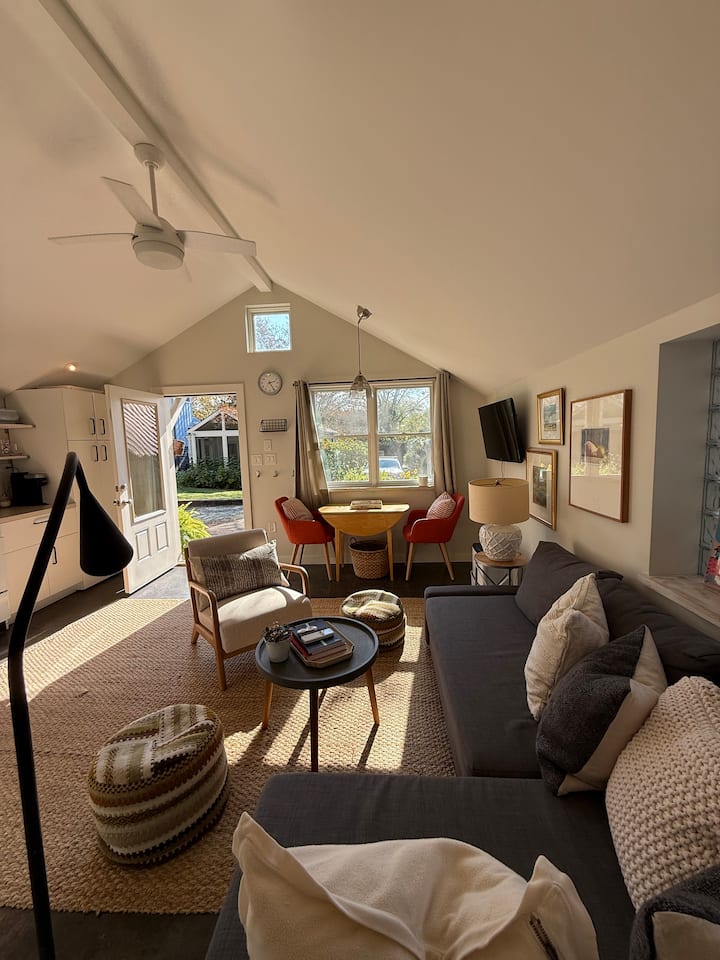 Charming One Room Cottage With Parking. - Charlottesville, VA