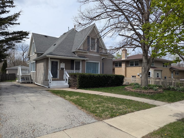 Charming Lower Apartment | Near Metra & Local Park - Homewood, IL