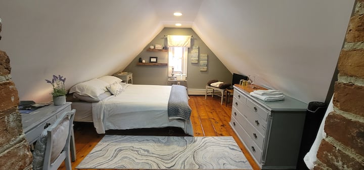 Beautiful Room Victorian Home - Poughkeepsie, NY