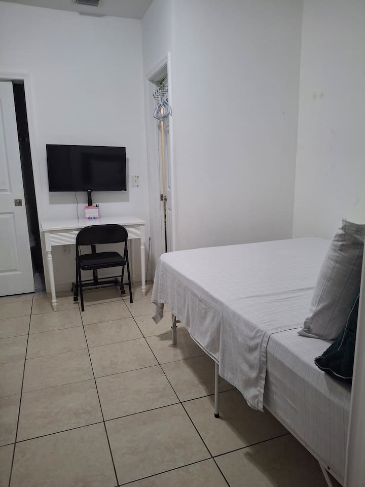 Cozy Room 4 In The Center Of Miami. - Miami, FL