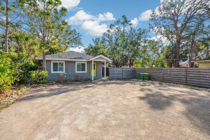 Spacious Studio Dtwn Srq Centrally Located - Sarasota, FL