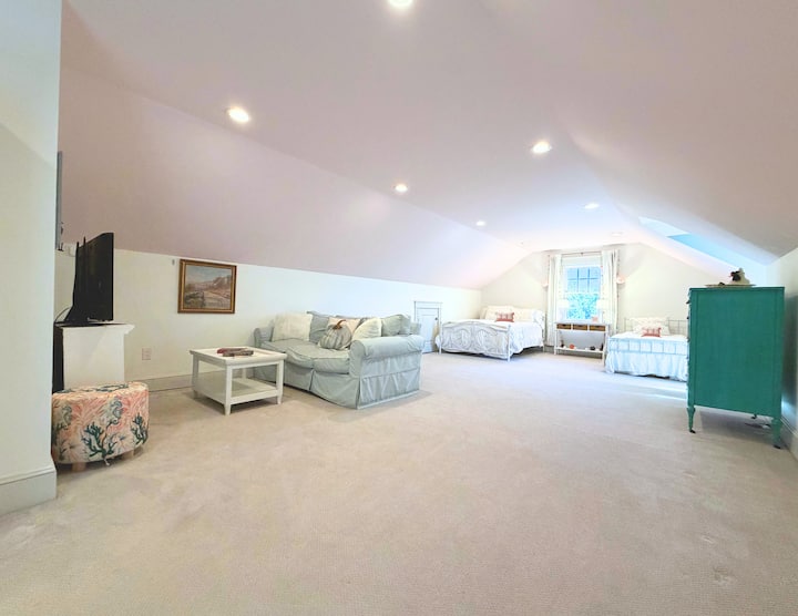 Spacious Private 3rd Floor Suite With Private Bath - Salem, MA