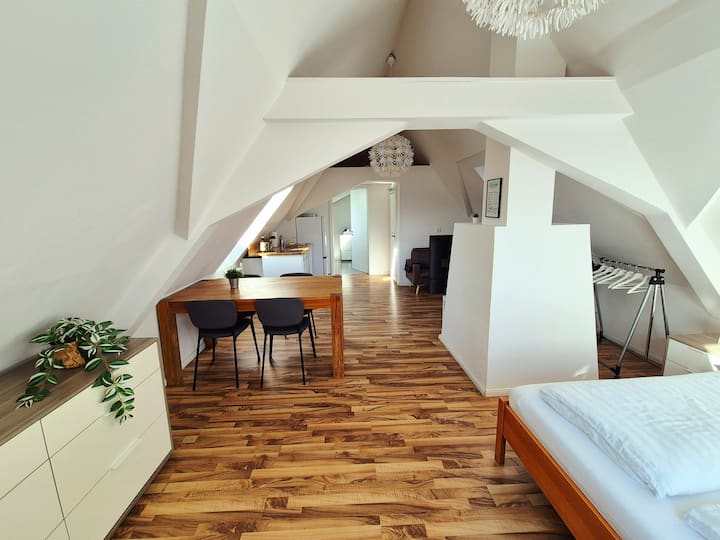 Dachgeschosswohnung 1 - Apartments Am Schloss - München