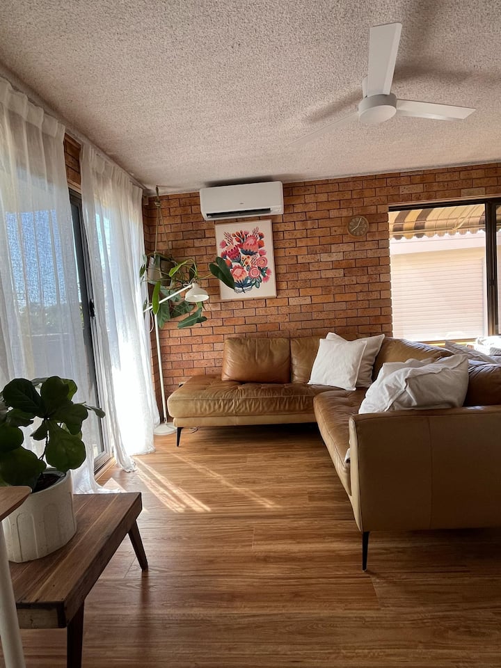 Family Friendly Unit With Big Backyard And Pool -