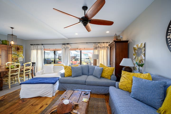 Waterfront, Sleeps 8, Walk To Beach, Pool, Bikes! - Pensacola Beach, FL