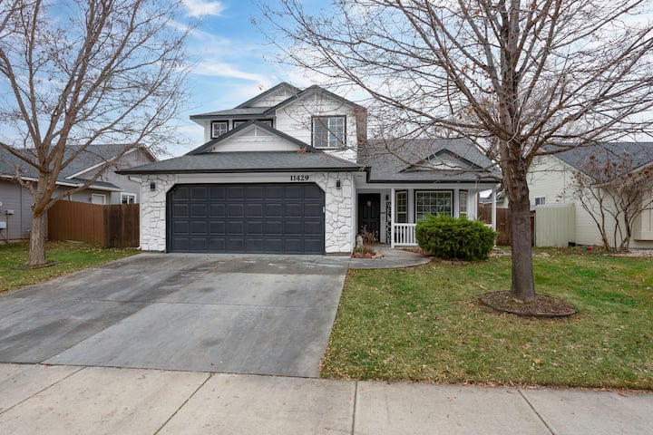 Gem State Getaway |Spacious 4br Retreat W/backyard - Meridian, ID