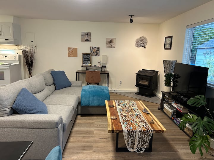 Charming Private Suite Steps To Pier & Shops - Campbell River