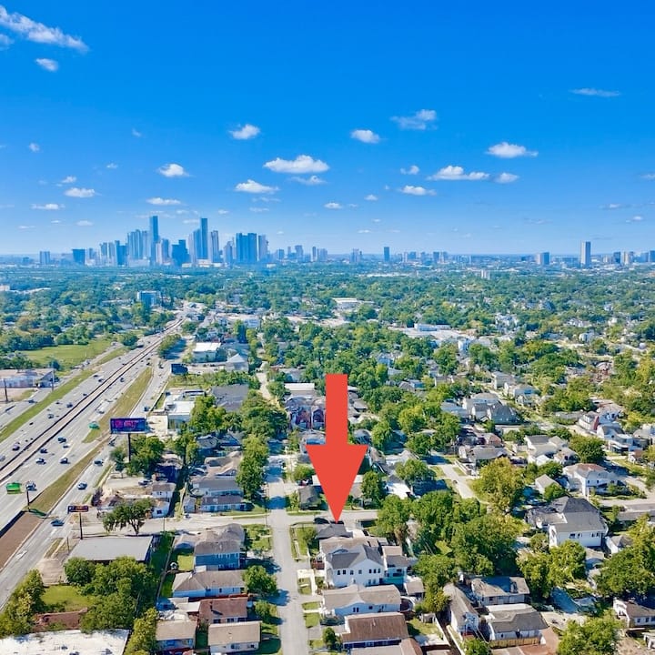2/1 Fully Fenced Home + Ev Charging & Desk/monitor - Houston, TX