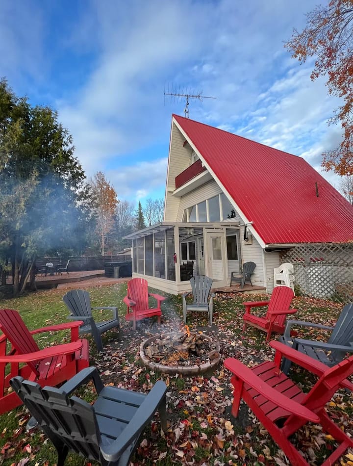 All Season Waterfront Cottage In Kawartha Lakes - Rosedale, ON, Canada