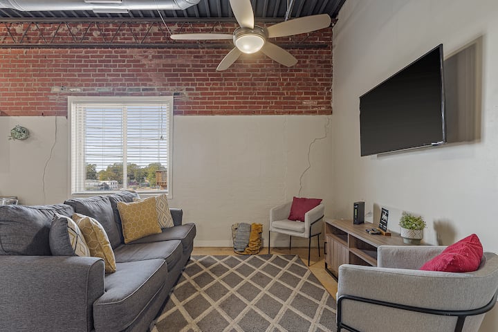 Downtown Jonesboro's Stylish Studio - Jonesboro