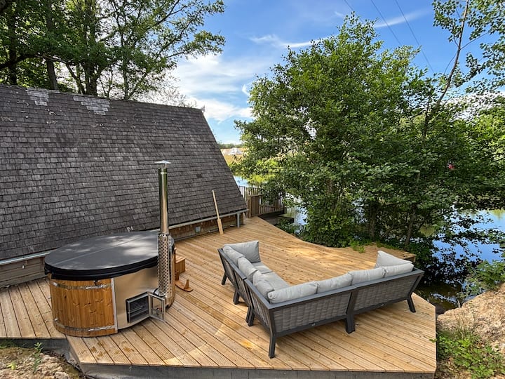 Lakeside Farm Stay With Hot Tub, Sauna, Swimming - Battle