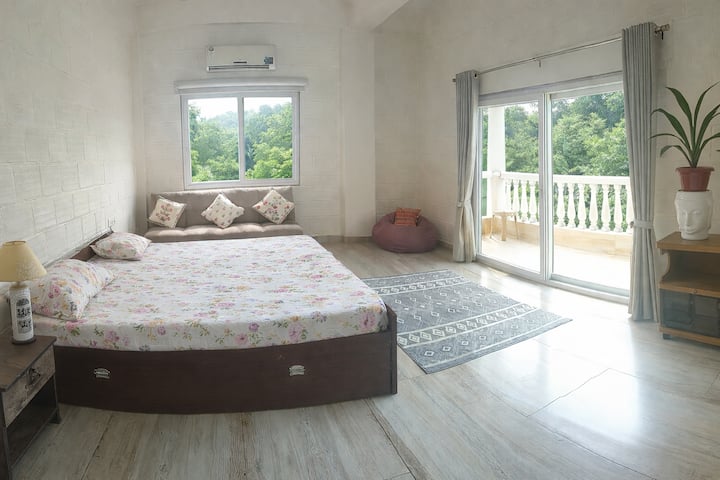 Golden Orchard Farmstay | Hot Tub | Near Lake - Bhopal