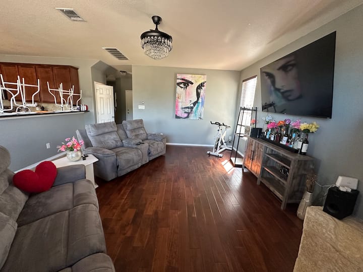 G-l-a-m-o-r-o-u-s Artsy Home In Alamo Ranch - Texas