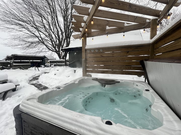 Cozy Cottage For Two With Hot Tub! - Michigan