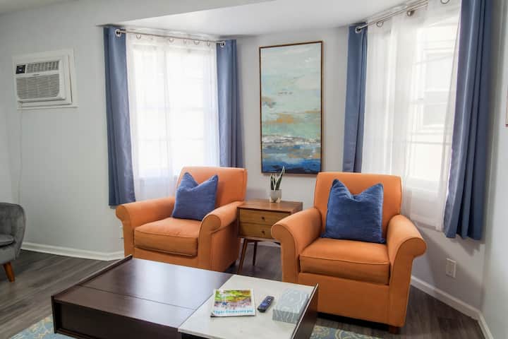 Chic Whittier 1br – Near Eat Street & Art Scene - Minneapolis, MN