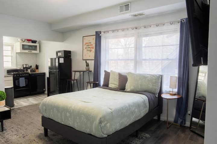Spacious Studio Escape Near Lakes & Eat Street! - Minneapolis, MN