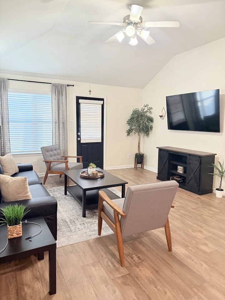 Cozy 3 Bed 2 Bath Home - Humble, TX