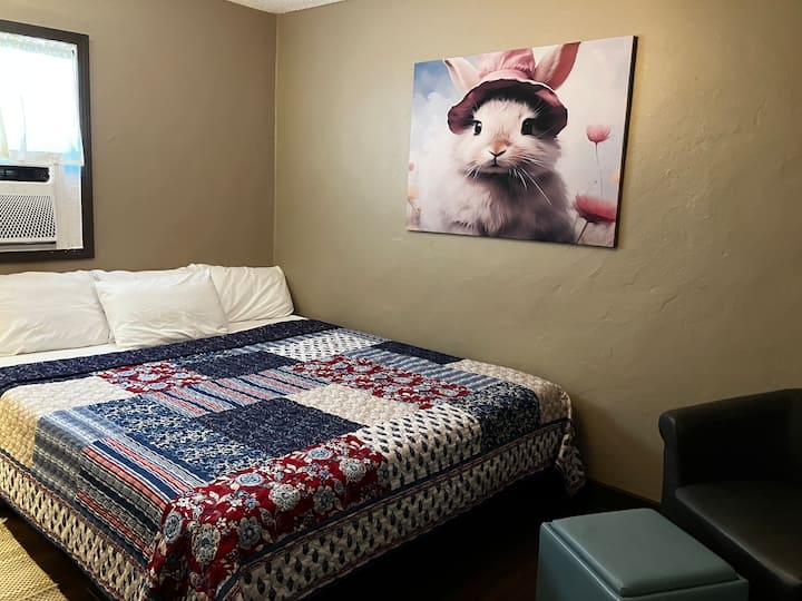 Bunny Burrow In Quaint Town Of Aurora - Lake Barkley